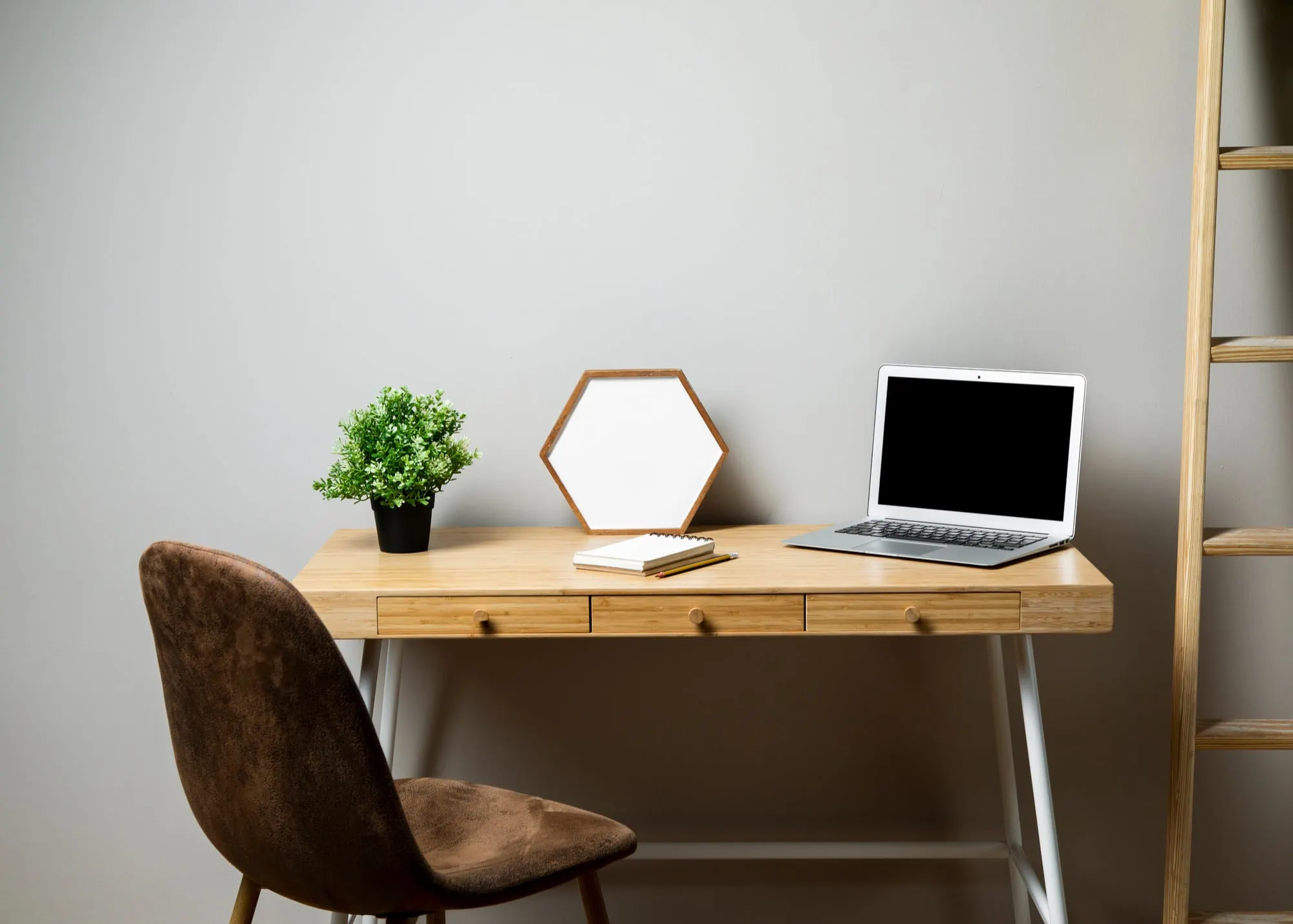 Homeoffice im Wohnzimmer einrichten: 9 Tipps & Tricks